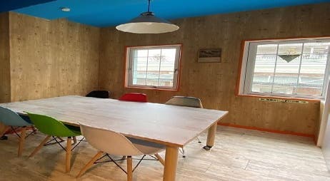 6人用会議室（SFルーム）さわやかな空気が漂うサンフランシスコ風ミーティングルーム。ワークショップにもぴったり。