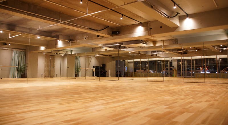 明るくてモダンなスタジオ！広々とした鏡張りでダンスや演奏、映像収録などにおススメです