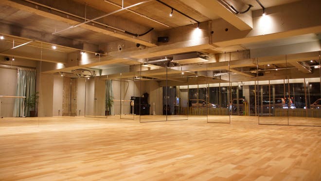 明るくてモダンなスタジオ!広々とした鏡張りでダンスや演奏、映像収録などにおススメですの写真1