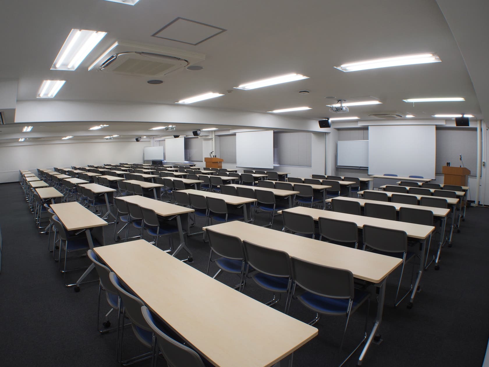 【高田馬場駅徒歩2分】ワイム貸会議室高田馬場 Room 4A+4B　室内備品無料・スタッフ常駐・毎回清掃・最大定員168名の写真1