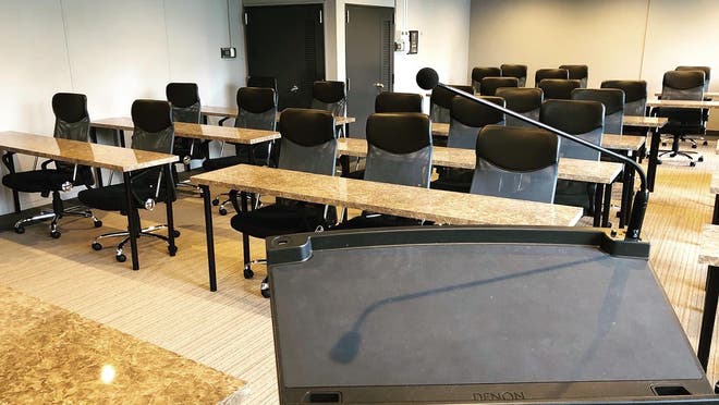 広瀬通 TVモニター付【4階4-A会議室】プロジェクター有/セミナー・プレゼン・展示会/上質空間/30名様用の写真1