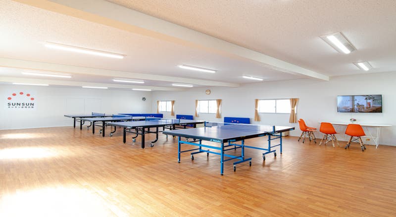 卓球場ですが多目的に使用できます。ヨガ、体操、武道、撮影会、会議など。