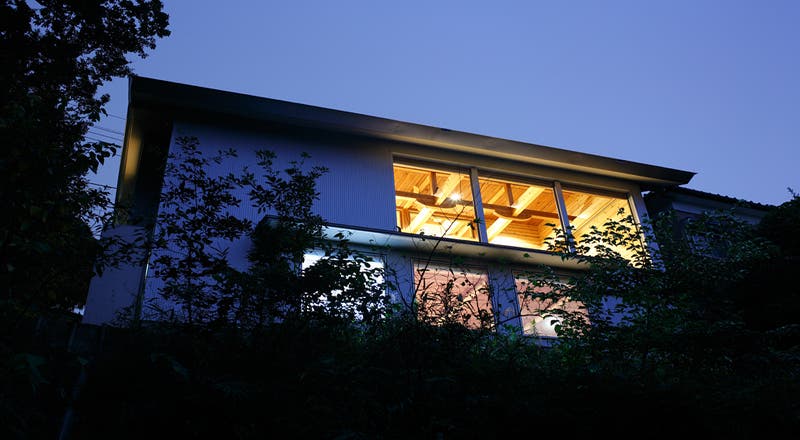 絶景眺望を背景にした広い舞台があるモダンな最先端木造建築。