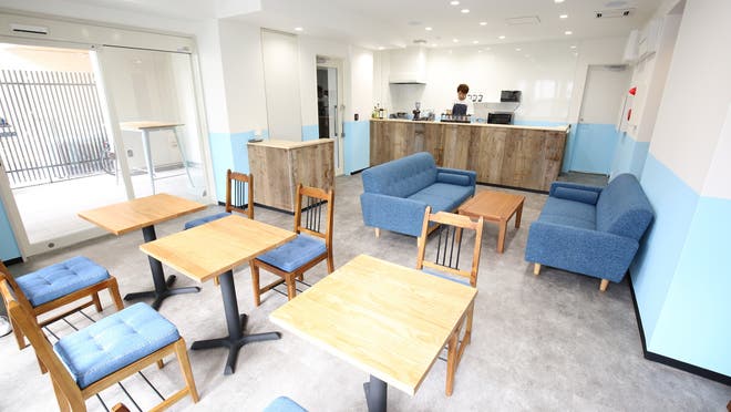 【初台駅2分おしゃれ海カフェ】撮影、配信(youtube/テレビ/映画)等実績多数。駐車場有。待機、メイクにホテル部屋使用も可の写真1