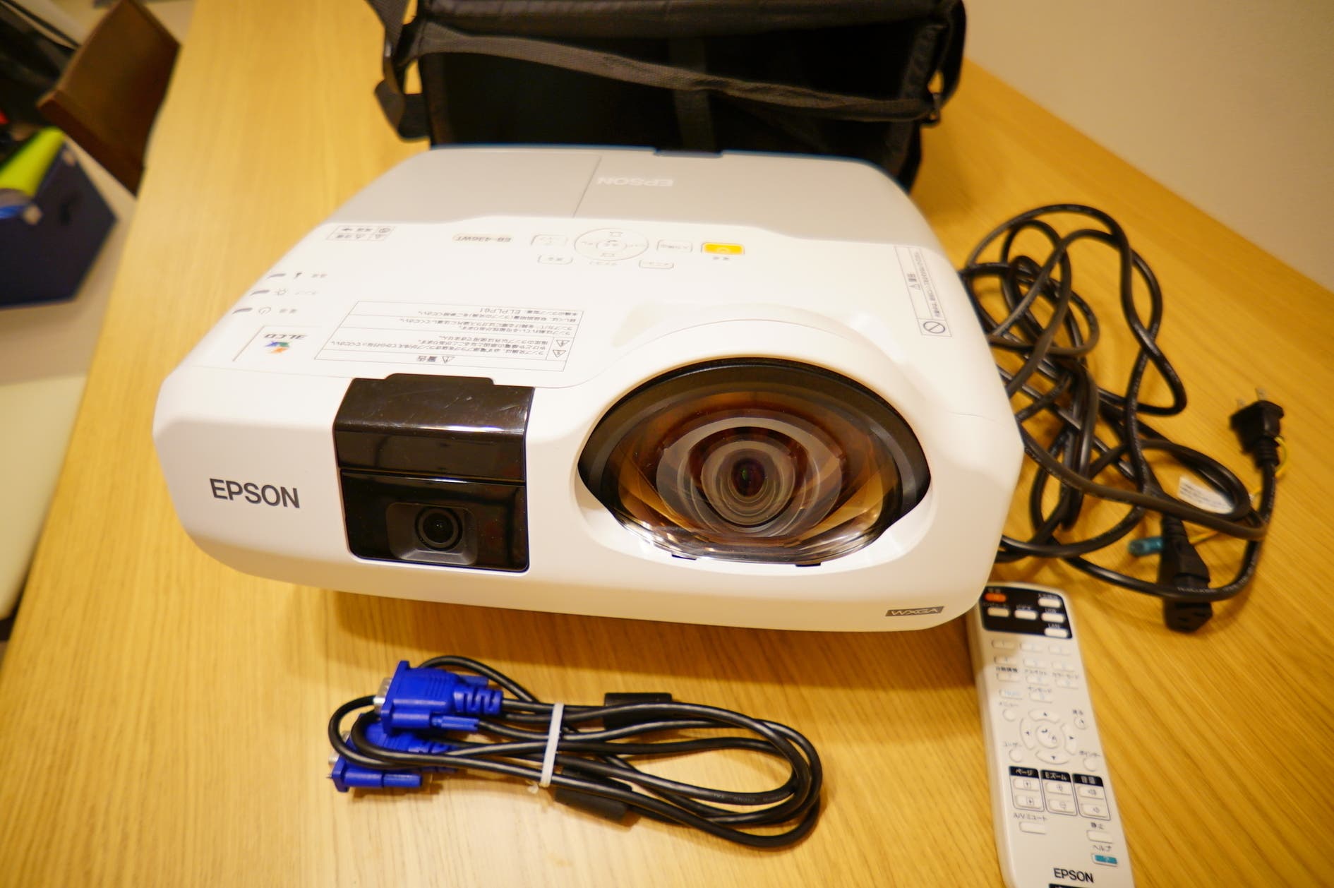 プロジェクター及び84インチスクリーンの画像1