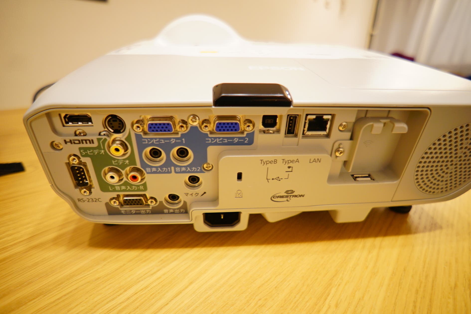 プロジェクター及び84インチスクリーンの画像2