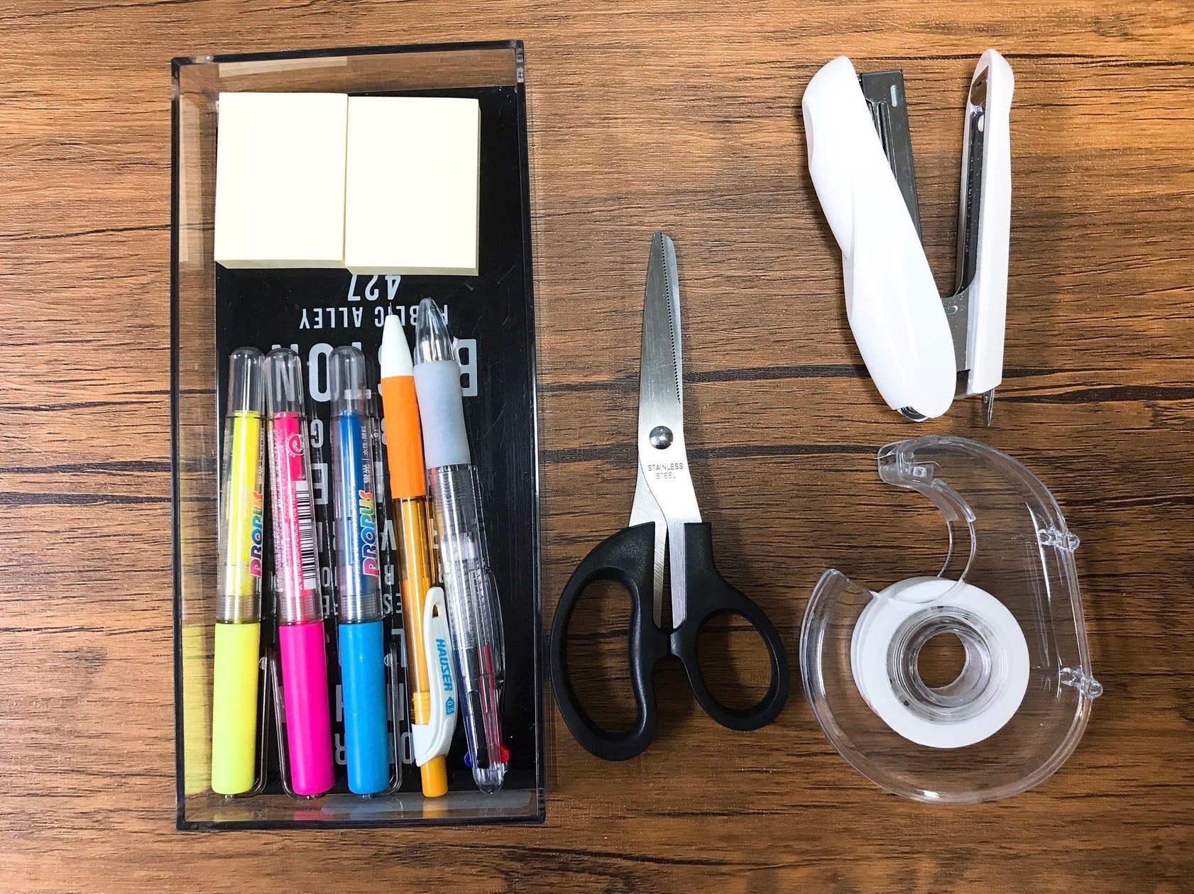 新宿駅D5出口すぐ🎄クリスマス🎄👞土足OK！会議・セミナー・撮影📺大型モニター・ソファー（Fire tv付）の写真14