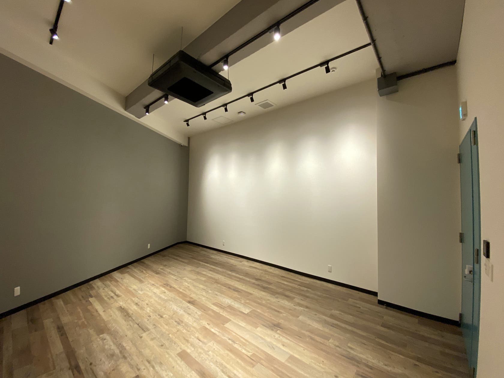 【京王稲田堤】[レンタルスペースsizeS] ルームB／ Wi-Fi（光回線） ・デスク、プロジェクター等設備有りの写真4