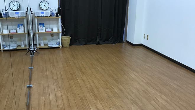 池袋駅西口徒歩7分!個人レッスン・少人数のダンスに使えるスタジオ!コロナ過の筋トレに可変式ダンベル&ベンチ設置!の写真5