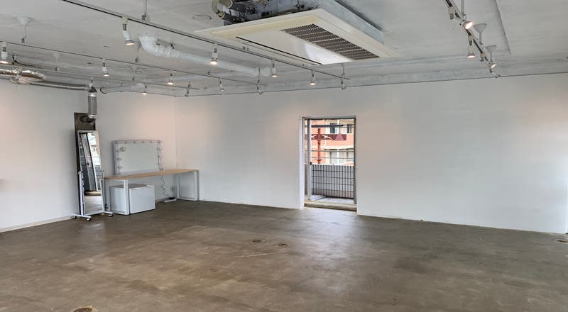 001_大容量な自然光！撮影機材無料、白壁・コンクリ床・自然光◎北野駅🚶‍♂️2分