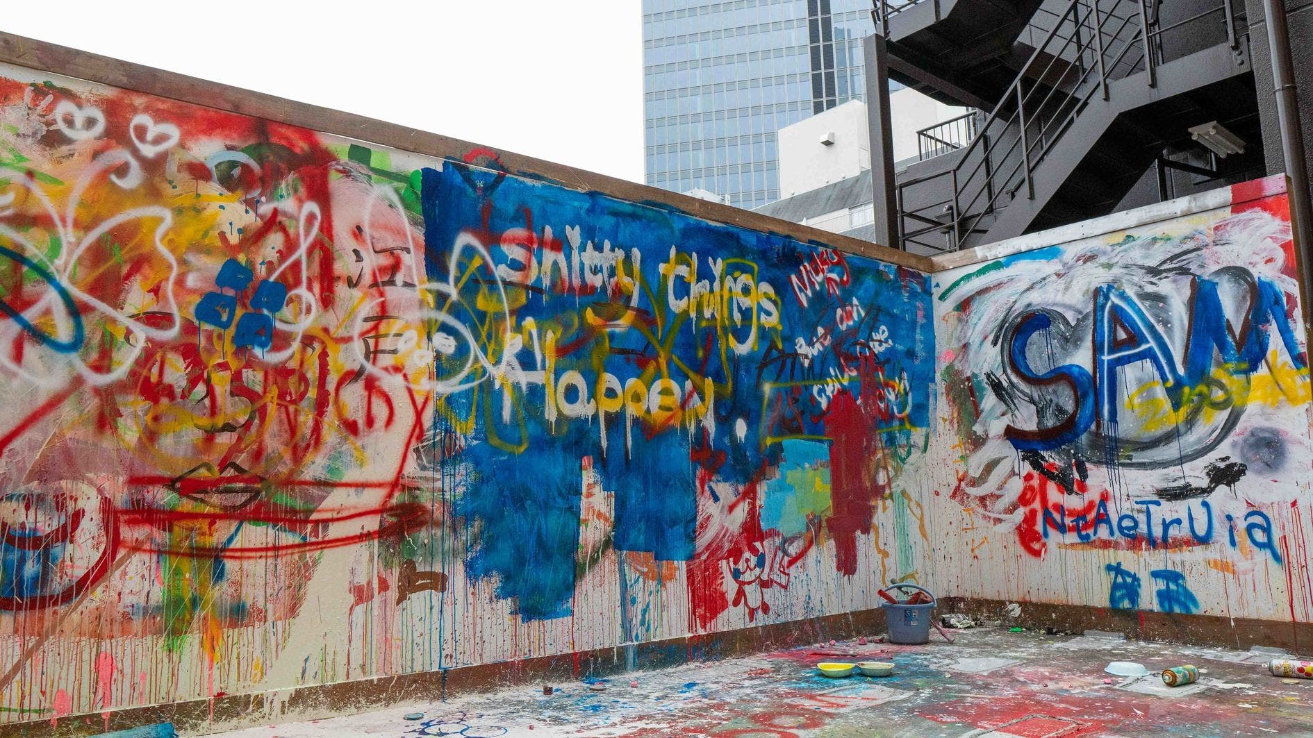 【池袋駅徒歩5分】物が壊せる？落書きし放題？斧投げ放題？超異世界空間の演出を可能にします！の写真17