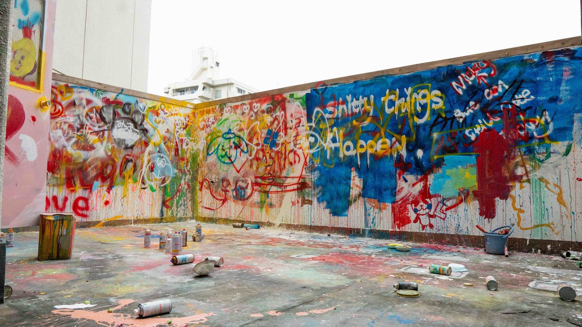 【池袋駅徒歩5分】物が壊せる？落書きし放題？斧投げ放題？超異世界空間の演出を可能にします！の写真6