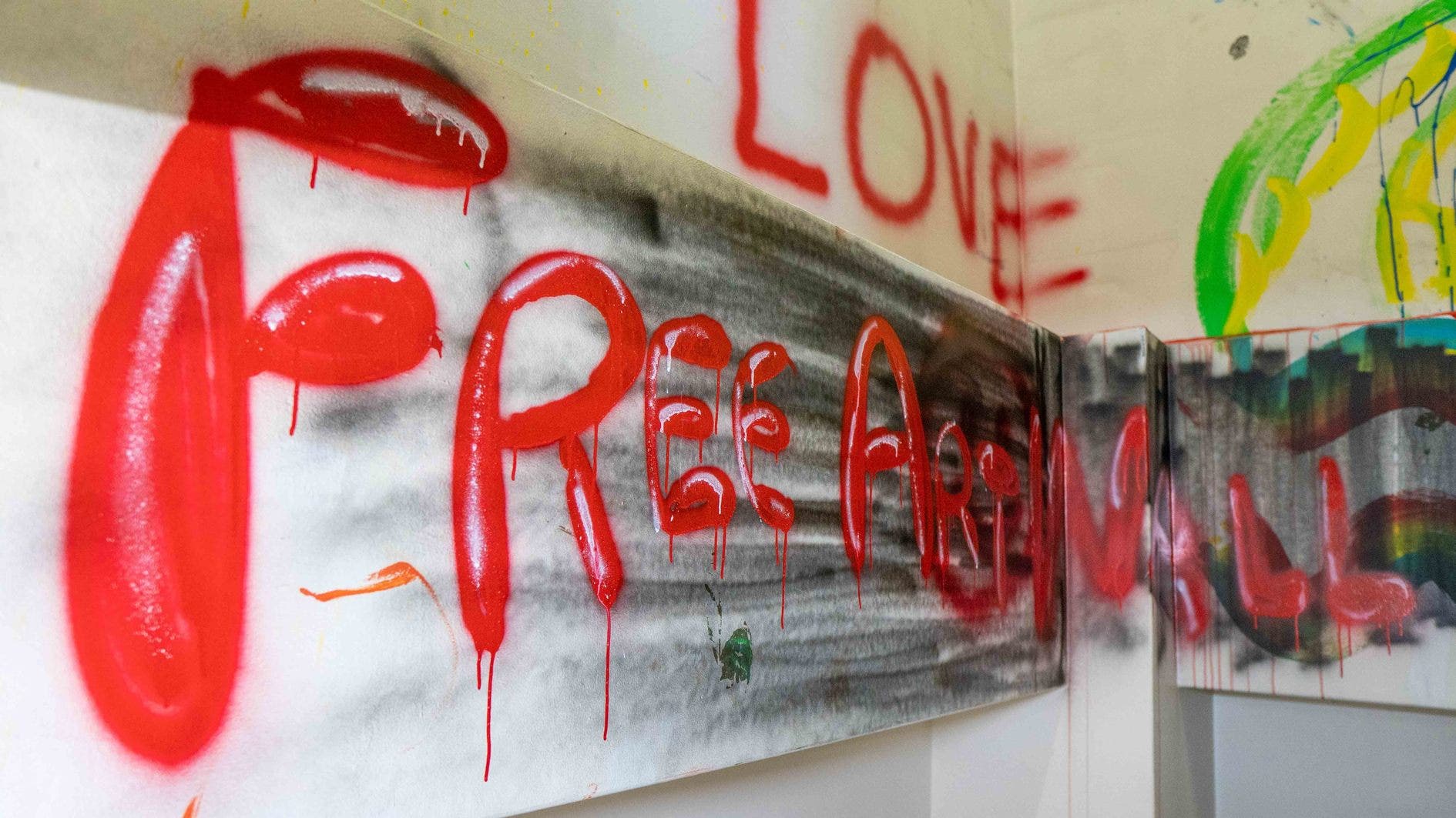 【池袋駅徒歩5分】物が壊せる？落書きし放題？斧投げ放題？超異世界空間の演出を可能にします！の写真20