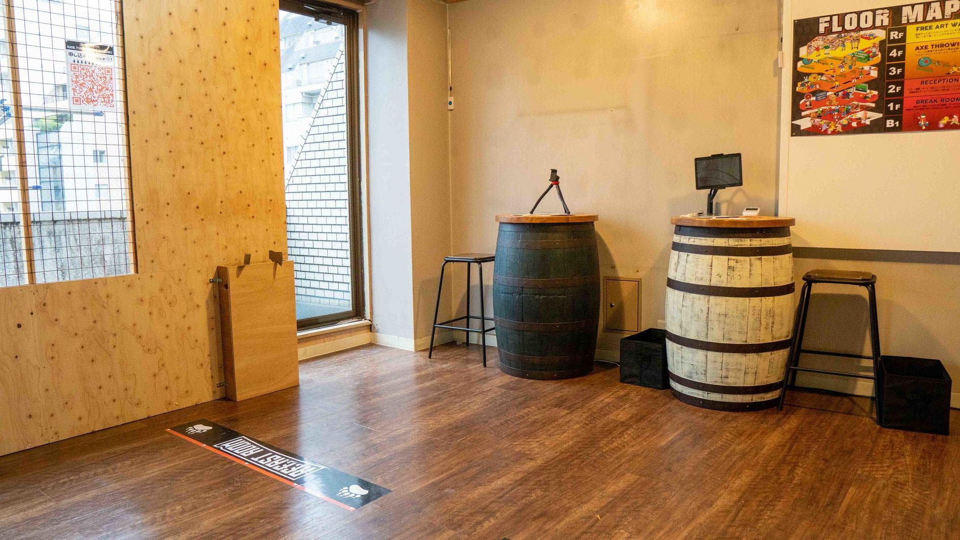 【池袋駅徒歩5分】物が壊せる？落書きし放題？斧投げ放題？超異世界空間の演出を可能にします！の写真12