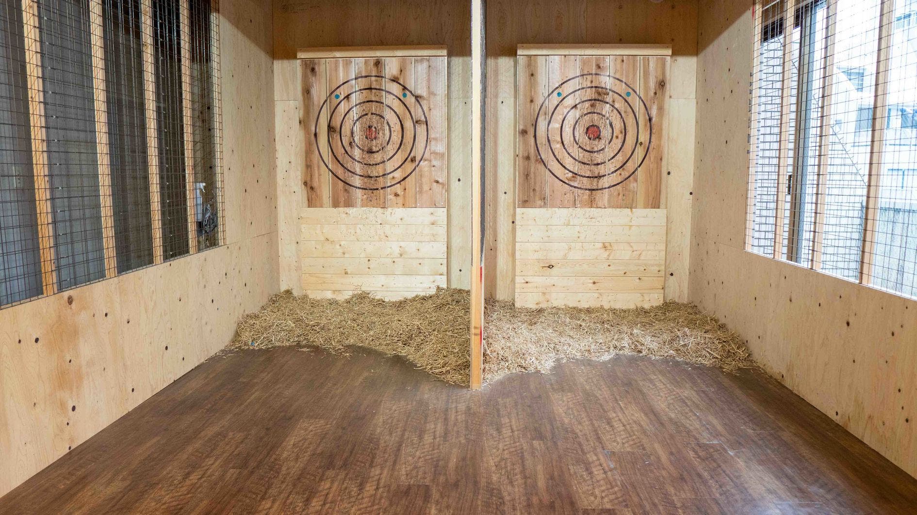 【池袋駅徒歩5分】物が壊せる？落書きし放題？斧投げ放題？超異世界空間の演出を可能にします！の写真13