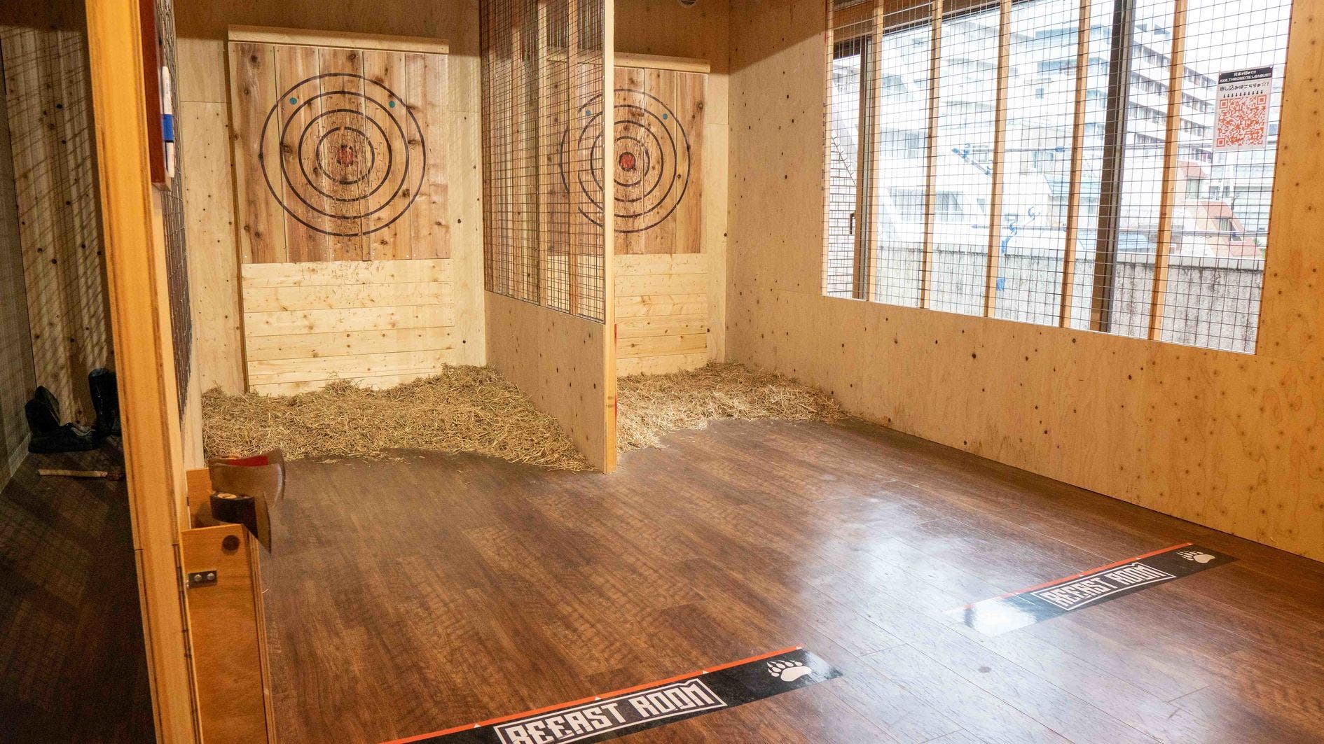 【池袋駅徒歩5分】物が壊せる？落書きし放題？斧投げ放題？超異世界空間の演出を可能にします！の写真15