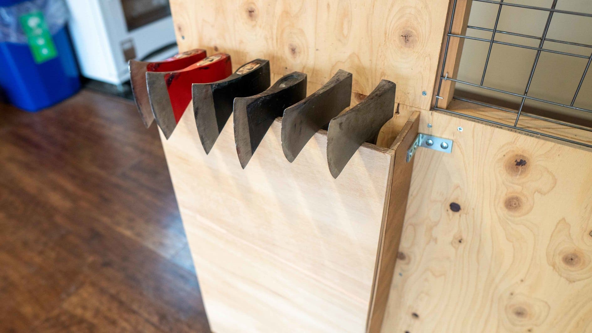 【池袋駅徒歩5分】物が壊せる？落書きし放題？斧投げ放題？超異世界空間の演出を可能にします！の写真21