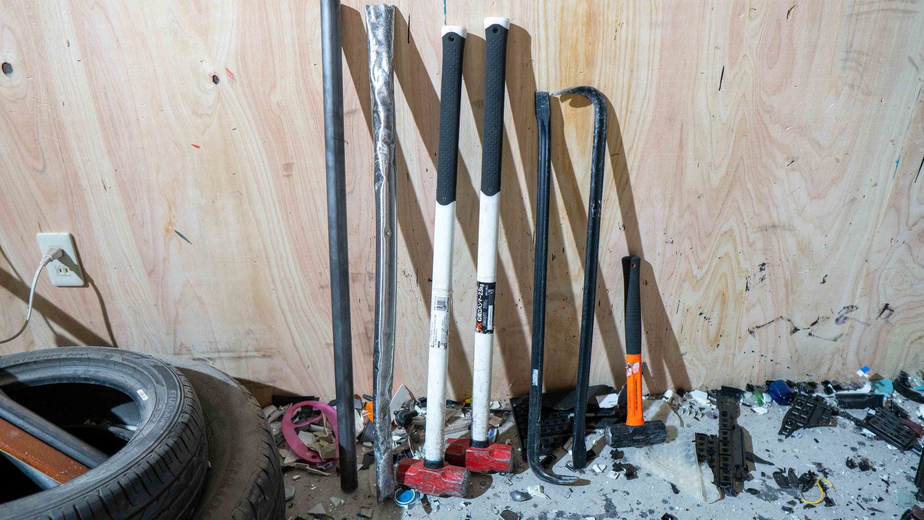 【池袋駅徒歩5分】物が壊せる？落書きし放題？斧投げ放題？超異世界空間の演出を可能にします！の写真9