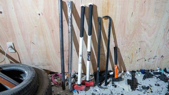 【池袋駅徒歩5分】物が壊せる?落書きし放題?斧投げ放題?超異世界空間の演出を可能にします!の写真9