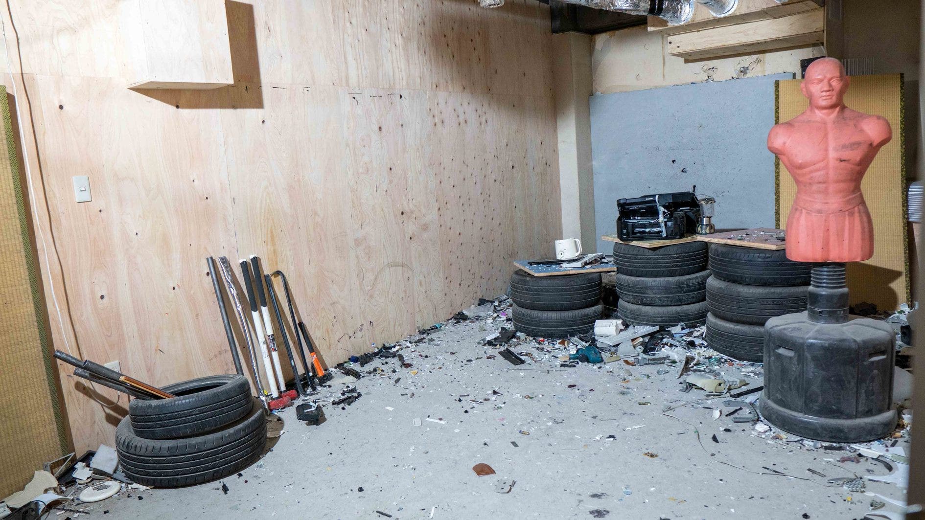 【池袋駅徒歩5分】物が壊せる？落書きし放題？斧投げ放題？超異世界空間の演出を可能にします！の写真5