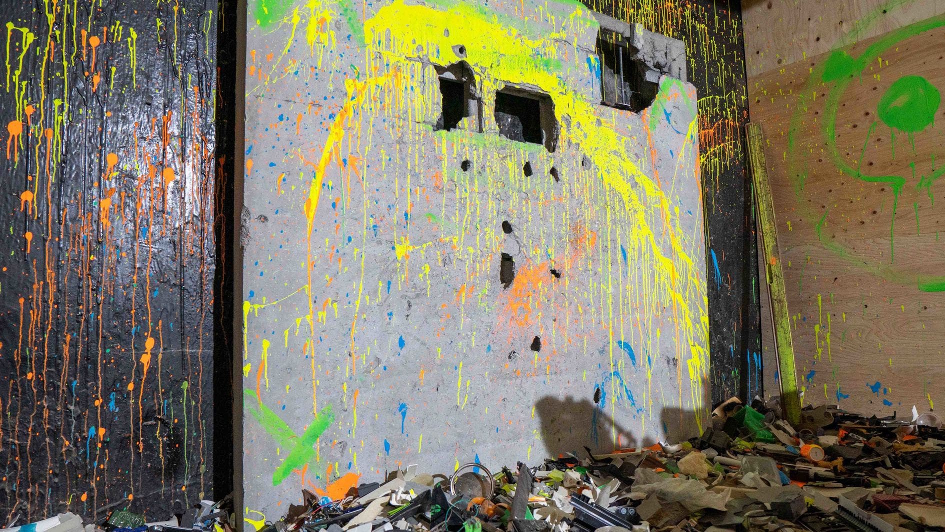 【池袋駅徒歩5分】物が壊せる？落書きし放題？斧投げ放題？超異世界空間の演出を可能にします！の写真7