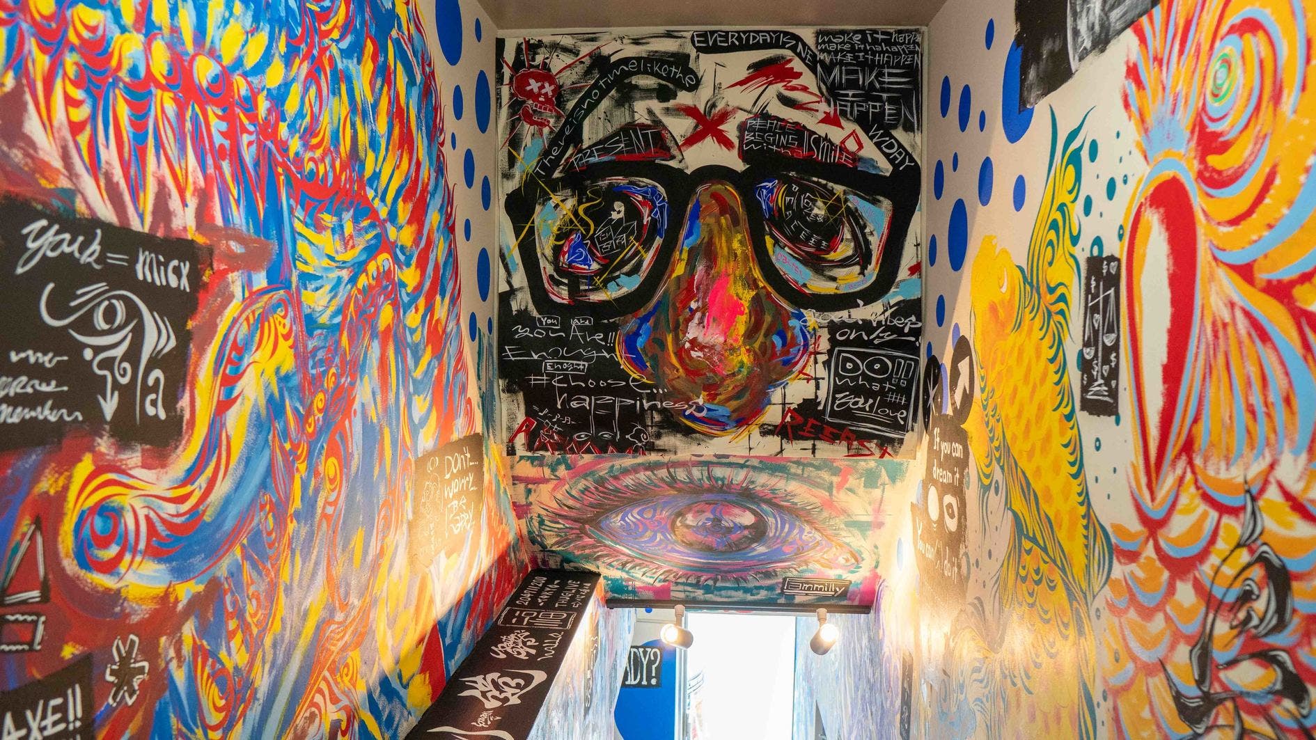 【池袋駅徒歩5分】物が壊せる？落書きし放題？斧投げ放題？超異世界空間の演出を可能にします！の写真24