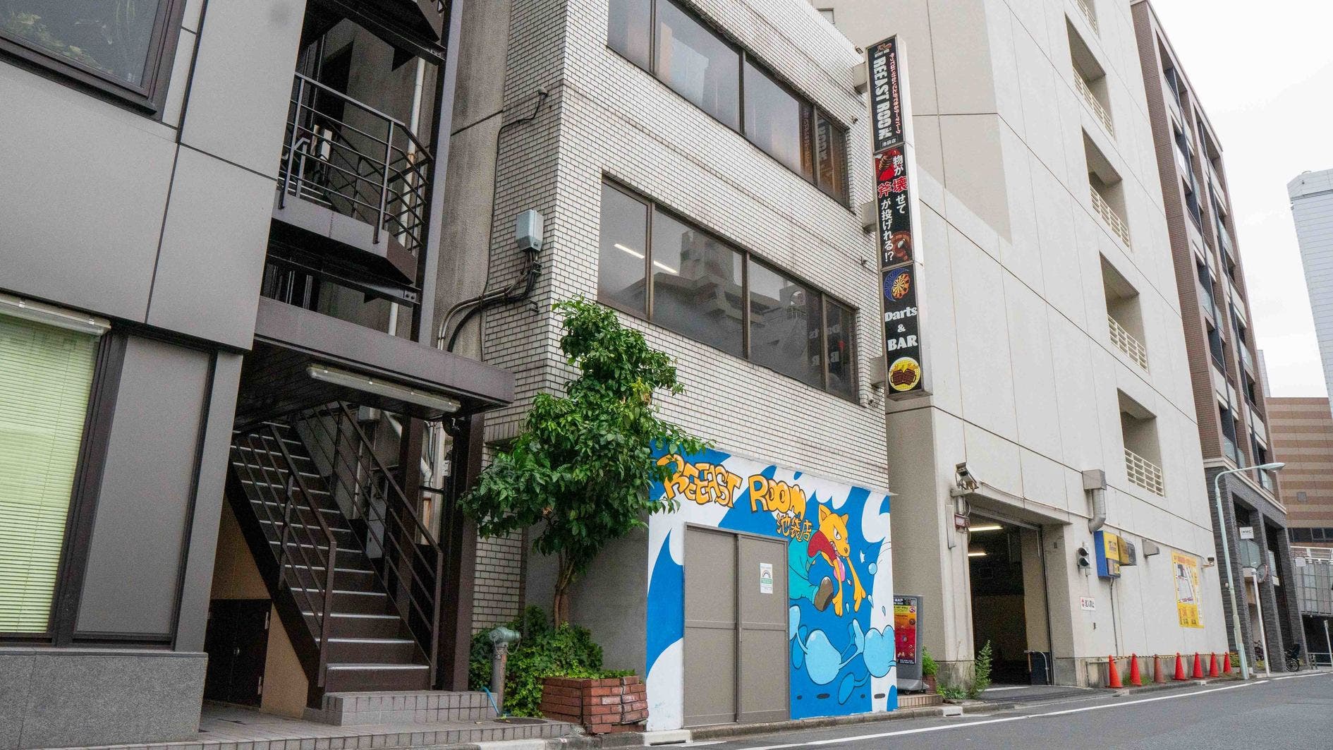 【池袋駅徒歩5分】物が壊せる？落書きし放題？斧投げ放題？超異世界空間の演出を可能にします！の写真25