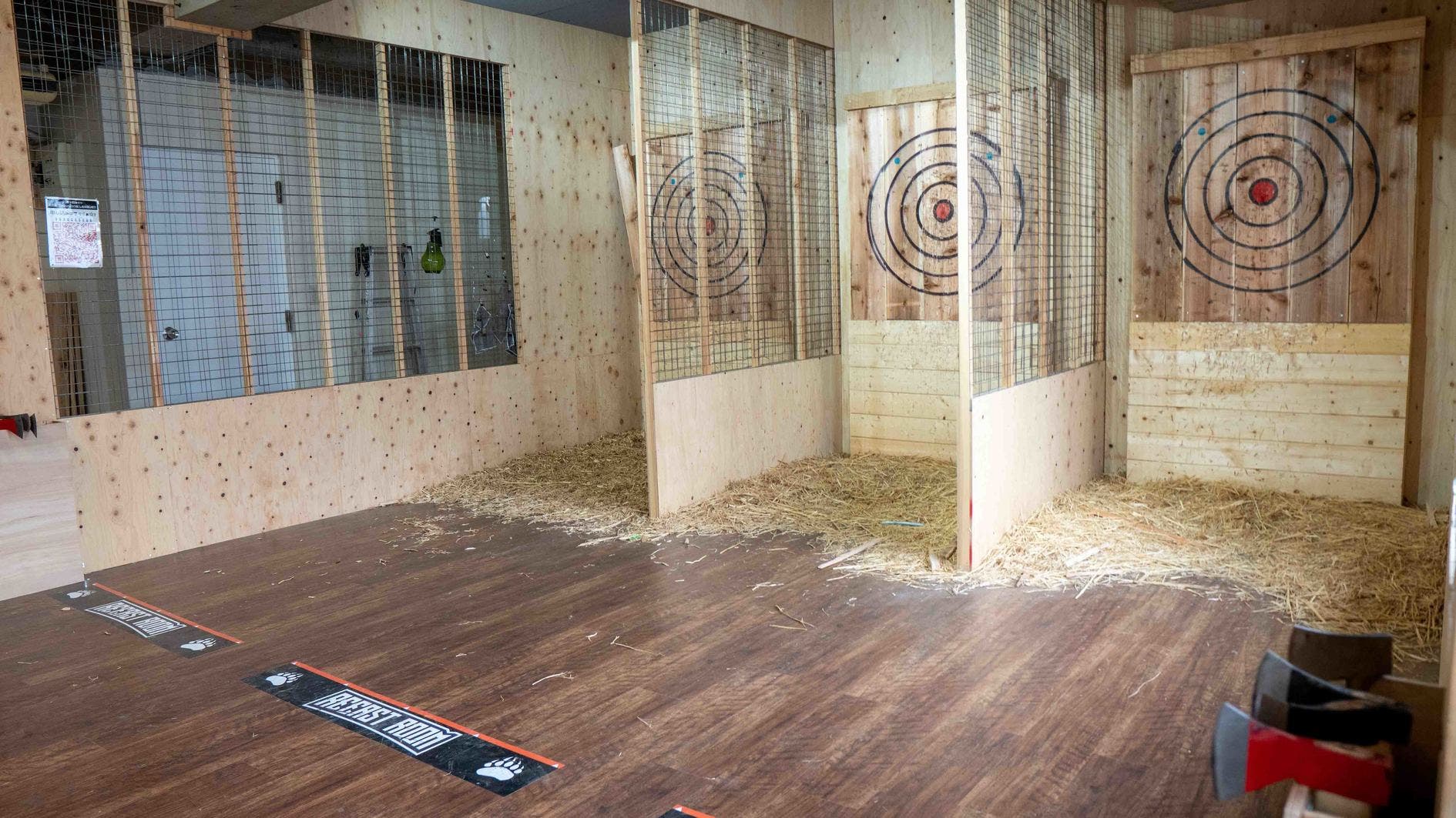 【池袋駅徒歩5分】物が壊せる？落書きし放題？斧投げ放題？超異世界空間の演出を可能にします！の写真14