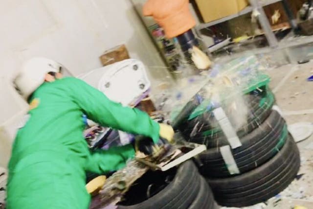 【池袋駅徒歩5分】物が壊せる？落書きし放題？斧投げ放題？超異世界空間の演出を可能にします！の写真8