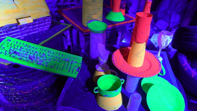 【池袋駅徒歩5分】物が壊せる?落書きし放題?斧投げ放題?超異世界空間の演出を可能にします!の写真2