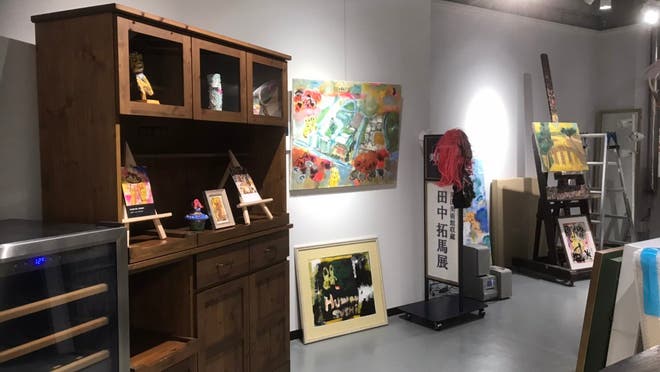 ニューヨークのSoHo初期にあったバスキアのスタジオを思わせる、アートスタジオの写真4