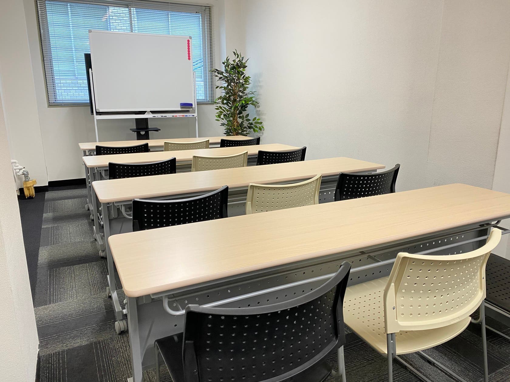 ◆お気軽会議室大阪梅田◆大阪梅田駅から一番近い真面目な会議室/大阪梅田徒歩2分/高速wifi/55インチモニターの写真5