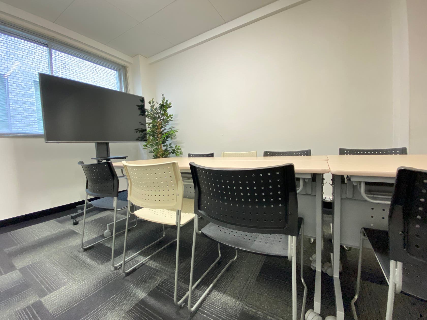 ◆お気軽会議室大阪梅田◆大阪梅田駅から一番近い真面目な会議室/大阪梅田徒歩2分/高速wifi/55インチモニターの写真6