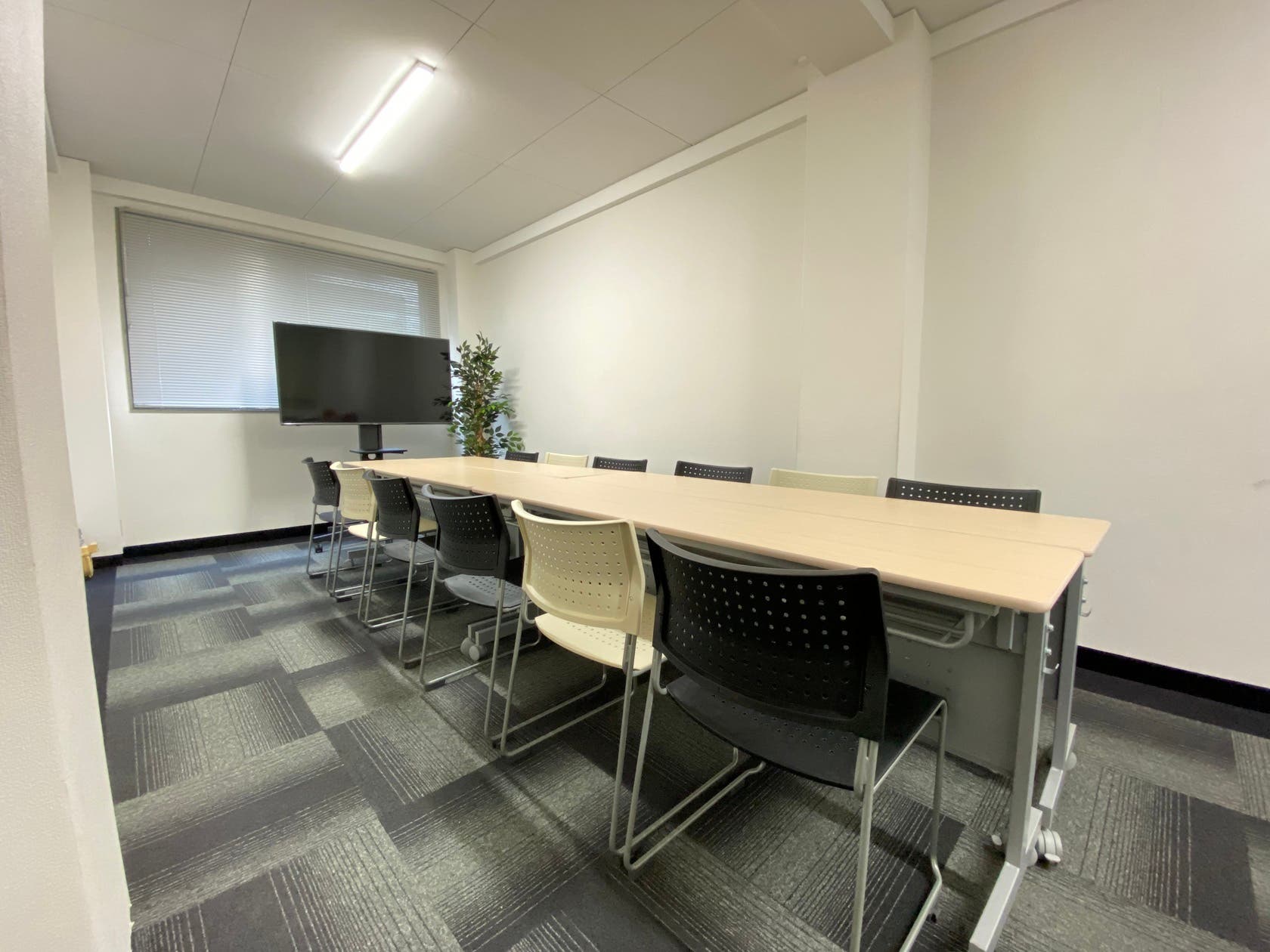 ◆お気軽会議室大阪梅田◆大阪梅田駅から一番近い真面目な会議室/大阪梅田徒歩2分/高速wifi/55インチモニターの写真7
