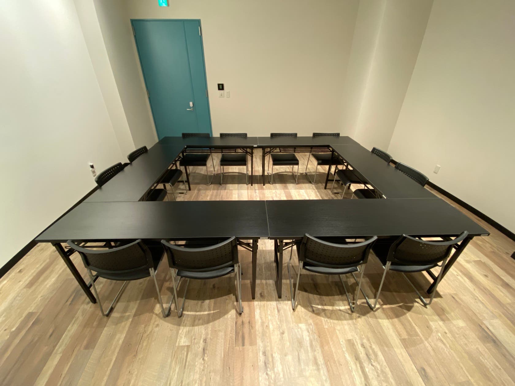 【京王稲田堤】[レンタルスペースsizeS] ルームB／ Wi-Fi（光回線） ・デスク、プロジェクター等設備有りの写真2