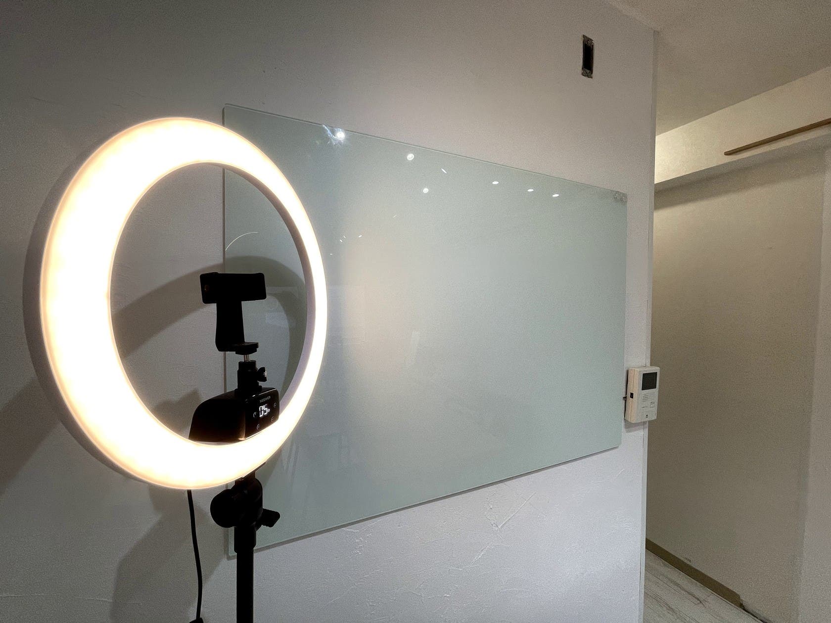 新宿D5出口すぐ 大型テレビ55型・FireTV オカムラチェア/動画スタジオ撮影/忘年会/少人数会議  【プラスペ新宿西口】の写真8