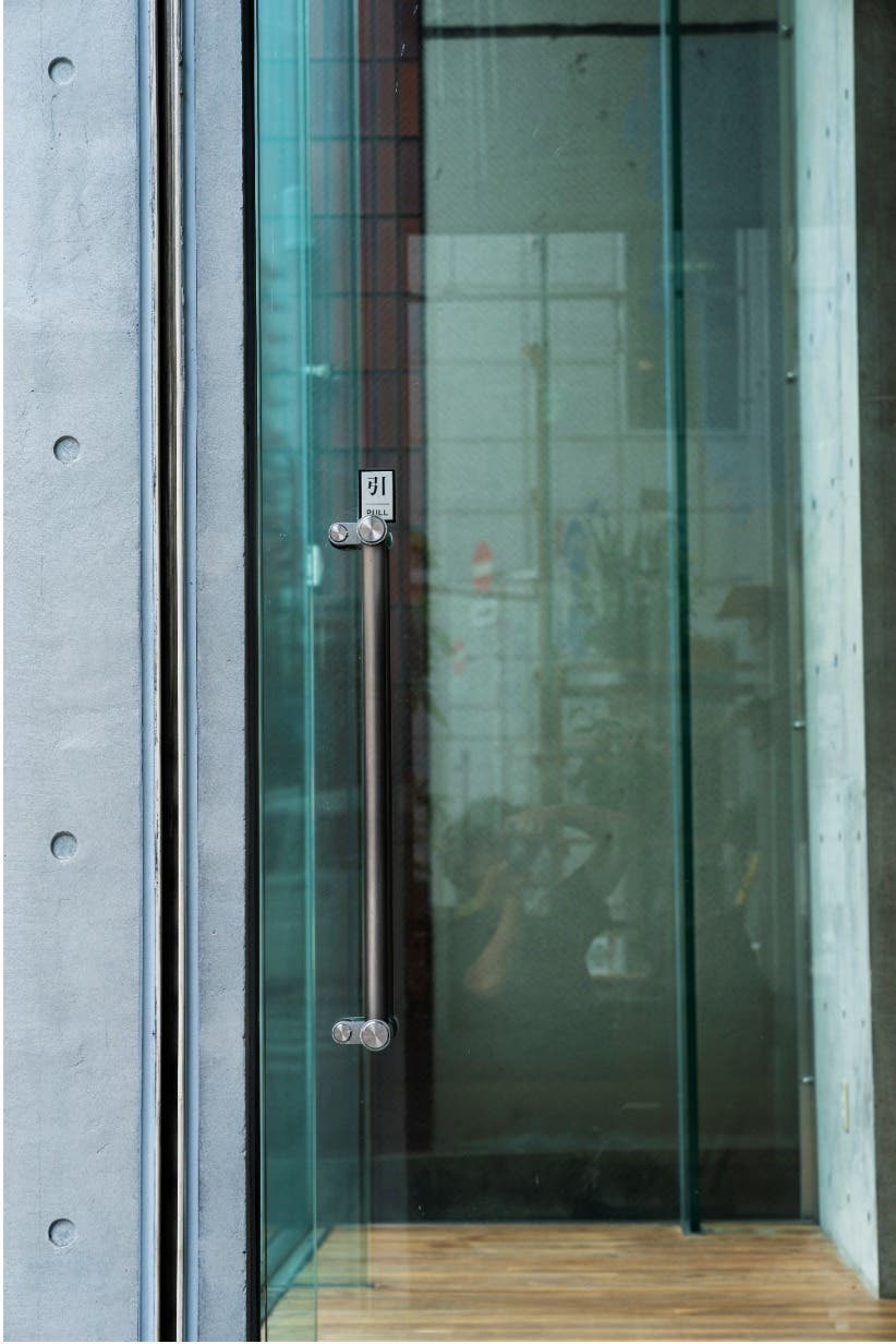 天井高5mガラス張りの路面のスタイリッシュなスタジオですの写真12