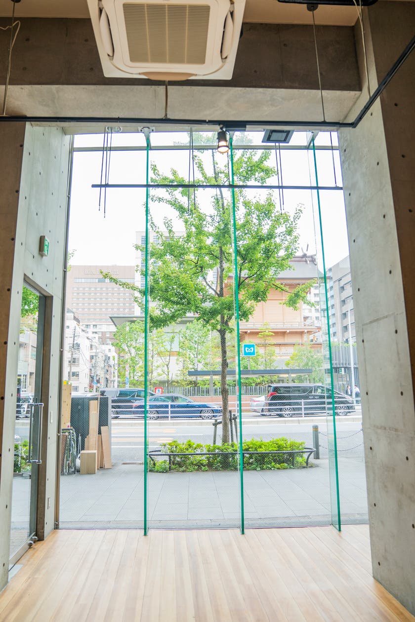 天井高5mガラス張りの路面のスタイリッシュなスタジオですの写真2