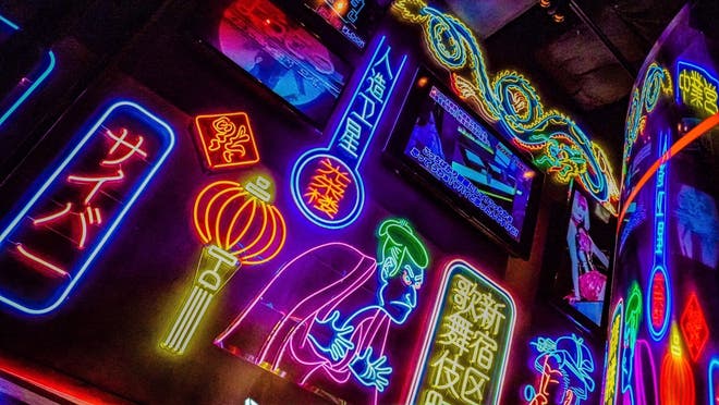 大型LEDビジョンやグラフィティアートが際立つコンセプトバー。各種パーティーや撮影に利用されています。の写真5