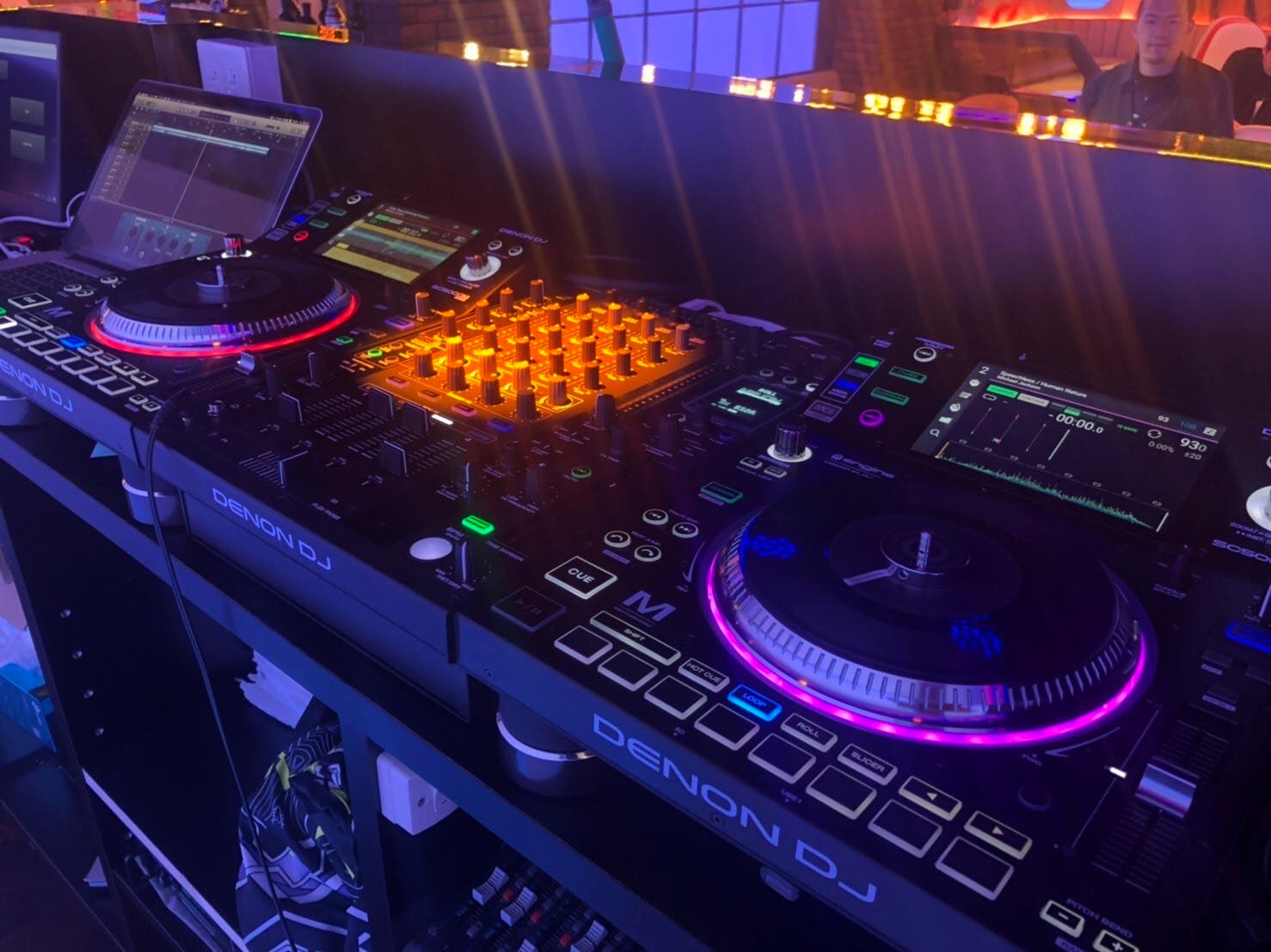 大型LEDビジョンやグラフィティアートが際立つコンセプトバー。各種パーティーや撮影に利用されています。の写真7