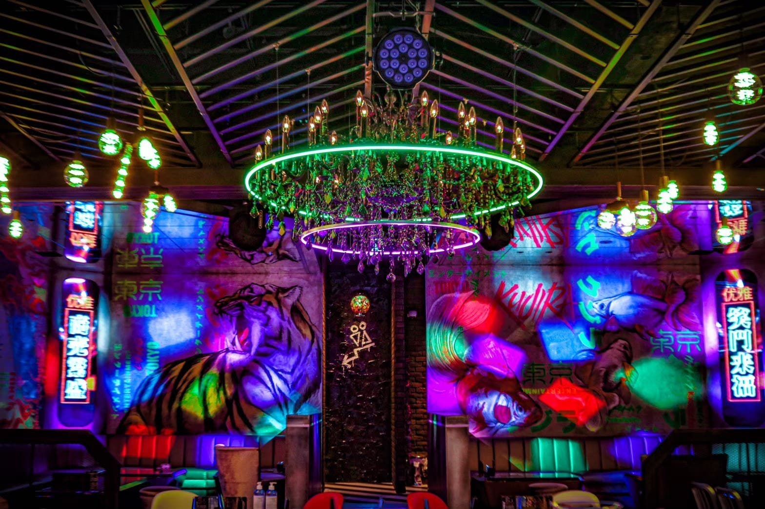 大型LEDビジョンやグラフィティアートが際立つコンセプトバー。各種パーティーや撮影に利用されています。の写真8