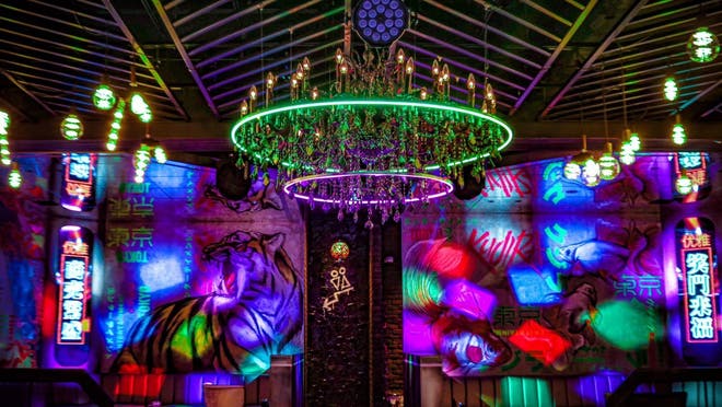 大型LEDビジョンやグラフィティアートが際立つコンセプトバー。各種パーティーや撮影に利用されています。の写真8