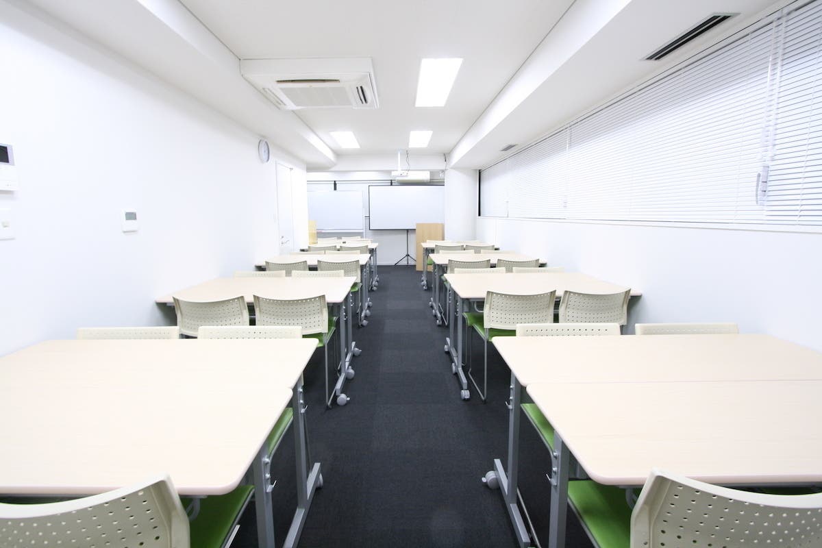 【品川駅徒歩3分！30名】プロジェクター・ホワイトボード・演台・WiFi全て無料！土足OK！ふれあい貸し会議室 品川No26の写真8