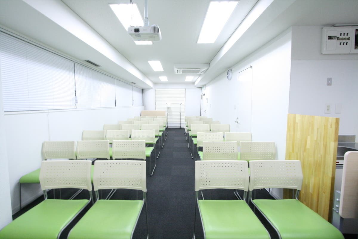 【品川駅徒歩3分！30名】プロジェクター・ホワイトボード・演台・WiFi全て無料！土足OK！ふれあい貸し会議室 品川No26の写真17