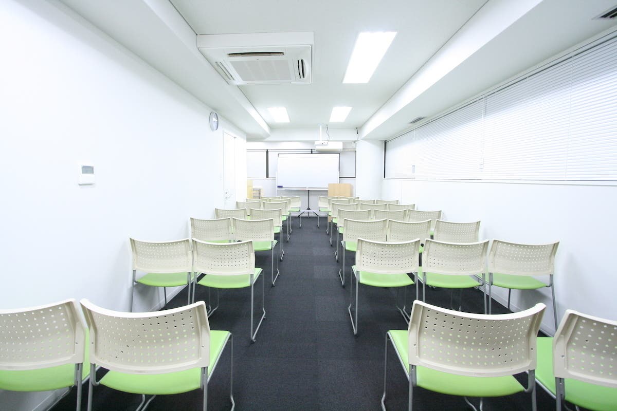 【品川駅徒歩3分！30名】プロジェクター・ホワイトボード・演台・WiFi全て無料！土足OK！ふれあい貸し会議室 品川No26の写真18