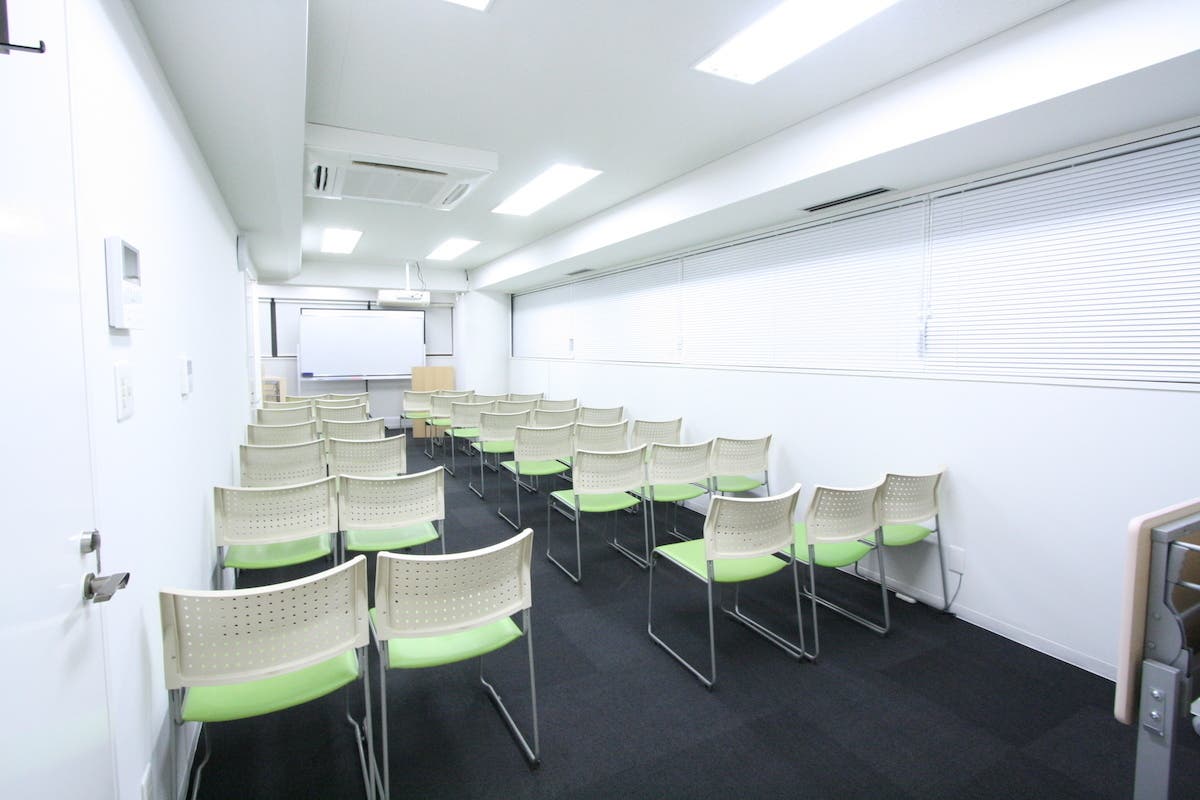 【品川駅徒歩3分！30名】プロジェクター・ホワイトボード・演台・WiFi全て無料！土足OK！ふれあい貸し会議室 品川No26の写真19