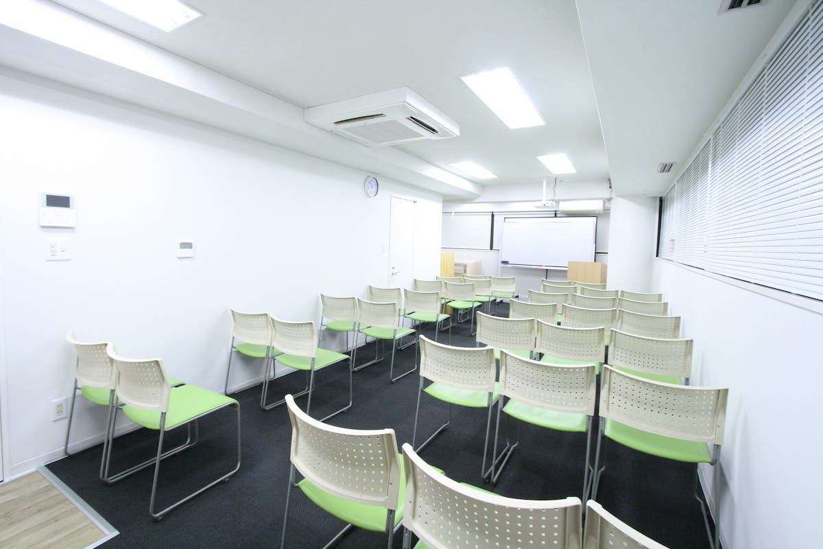 【品川駅徒歩3分！30名】プロジェクター・ホワイトボード・演台・WiFi全て無料！土足OK！ふれあい貸し会議室 品川No26の写真20