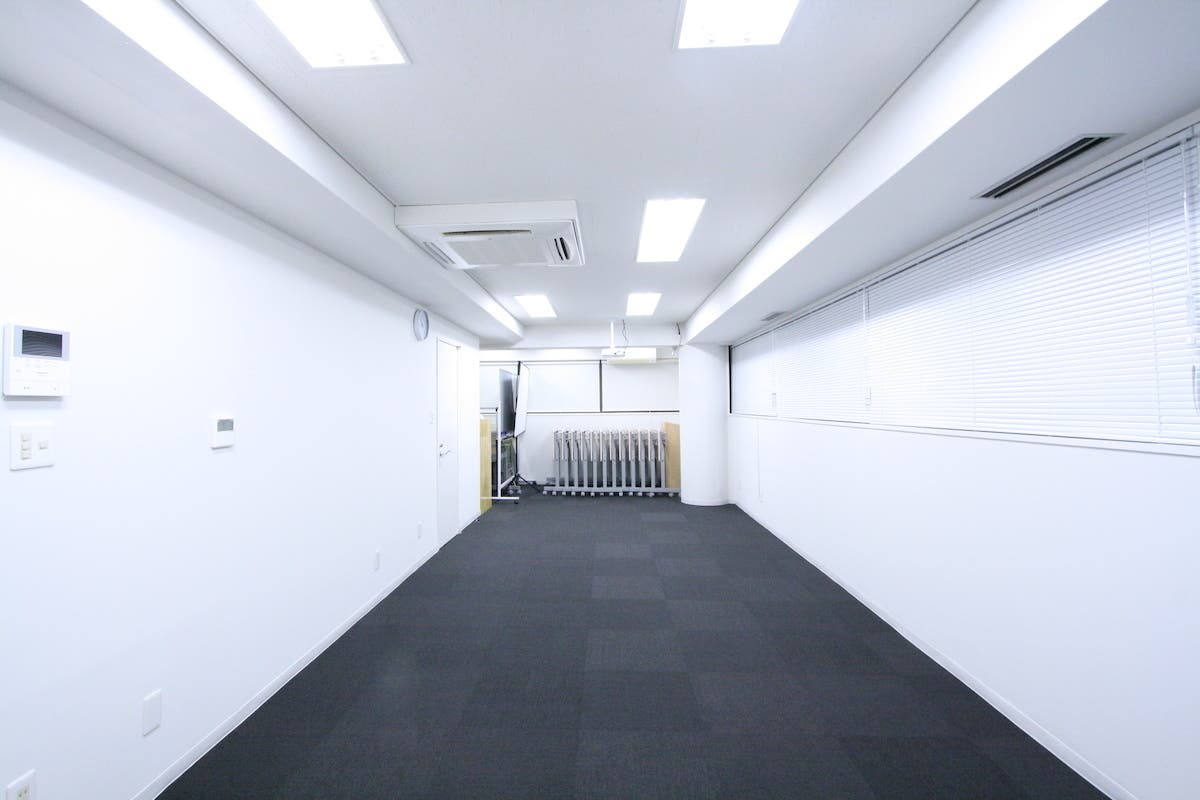 【品川駅徒歩3分！30名】プロジェクター・ホワイトボード・演台・WiFi全て無料！土足OK！ふれあい貸し会議室 品川No26の写真23