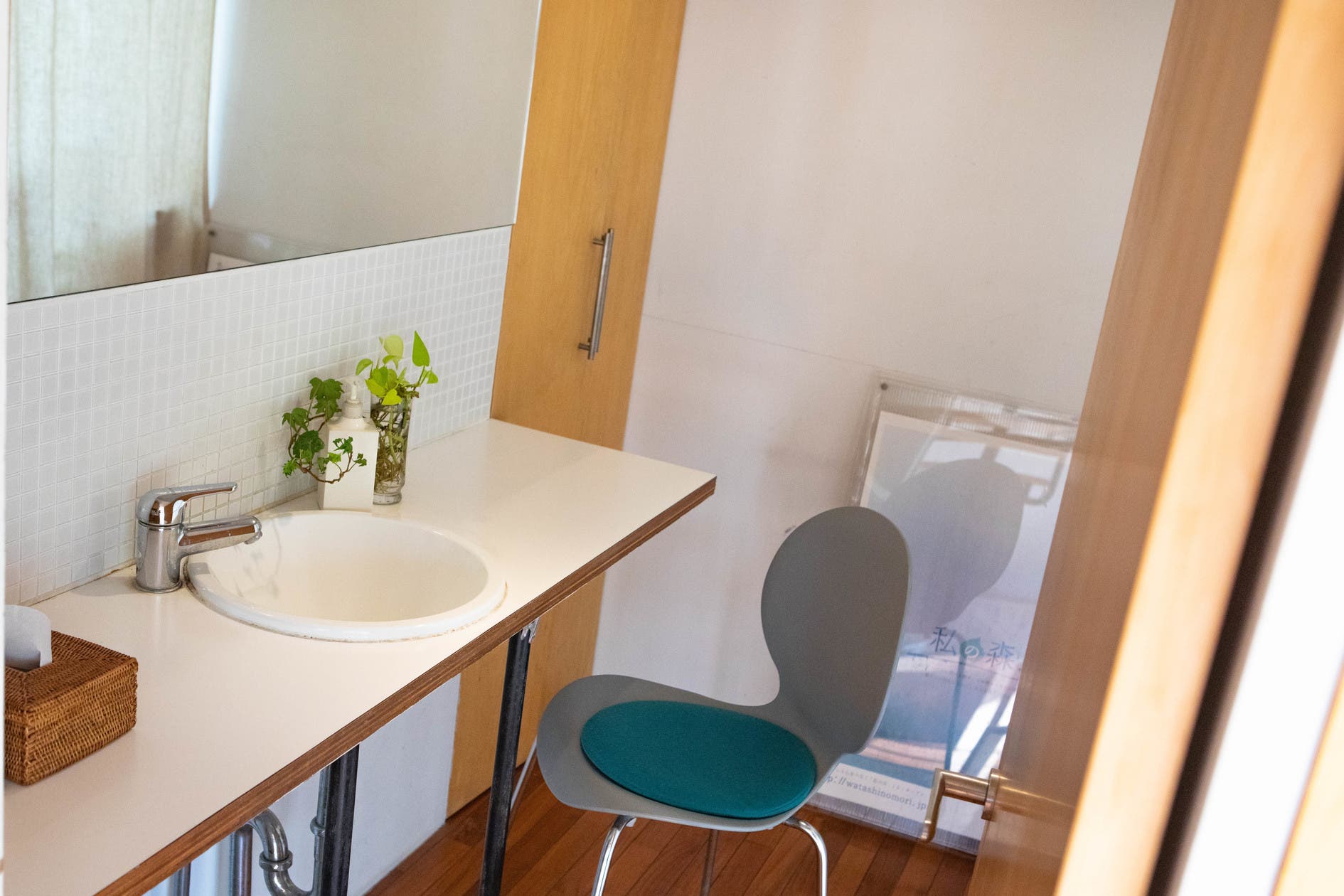 【駅徒歩5分、撮影・収録に】窓からの木漏れ日、大きな本棚が好評。フローリング、大きな窓は開放感があり、風通し抜群。の写真14