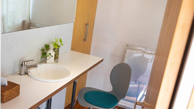 【駅徒歩5分、撮影・収録に】窓からの木漏れ日、大きな本棚が好評。フローリング、大きな窓は開放感があり、風通し抜群。の写真14